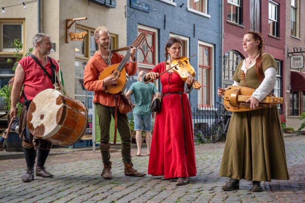 LETTERLIK TERUG IN DIE MIDDELEEUE - Obe Phillips